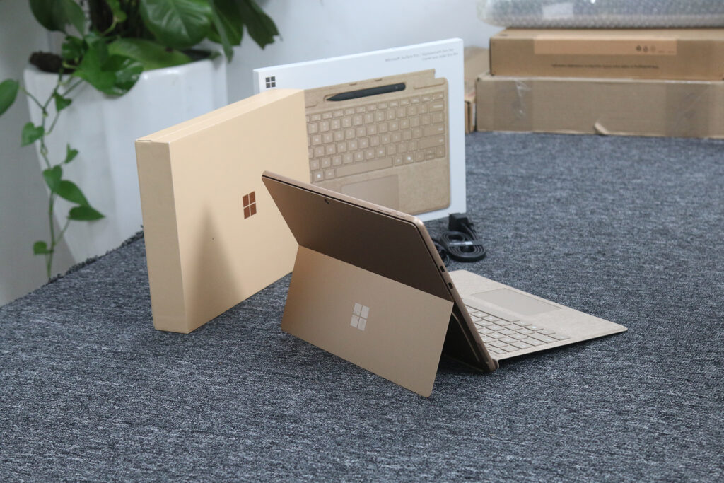 Surface Pro 11 Copilot+ Snapdragon X Plus - Refurbished - USA