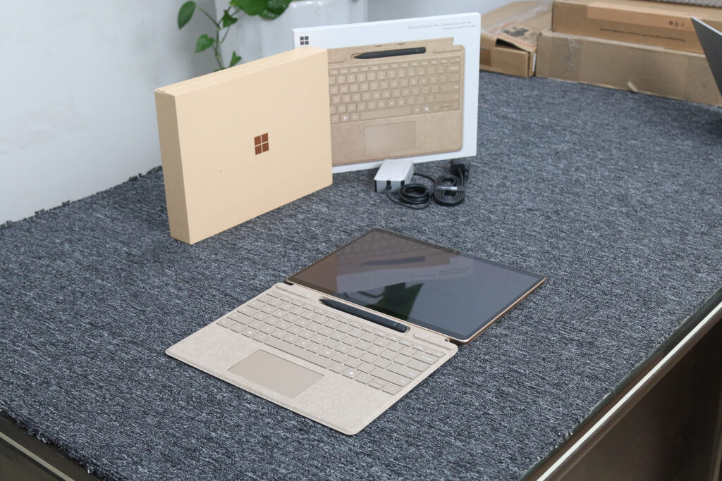 Surface Pro 11 Copilot+ Snapdragon X Plus - Dune color - USA