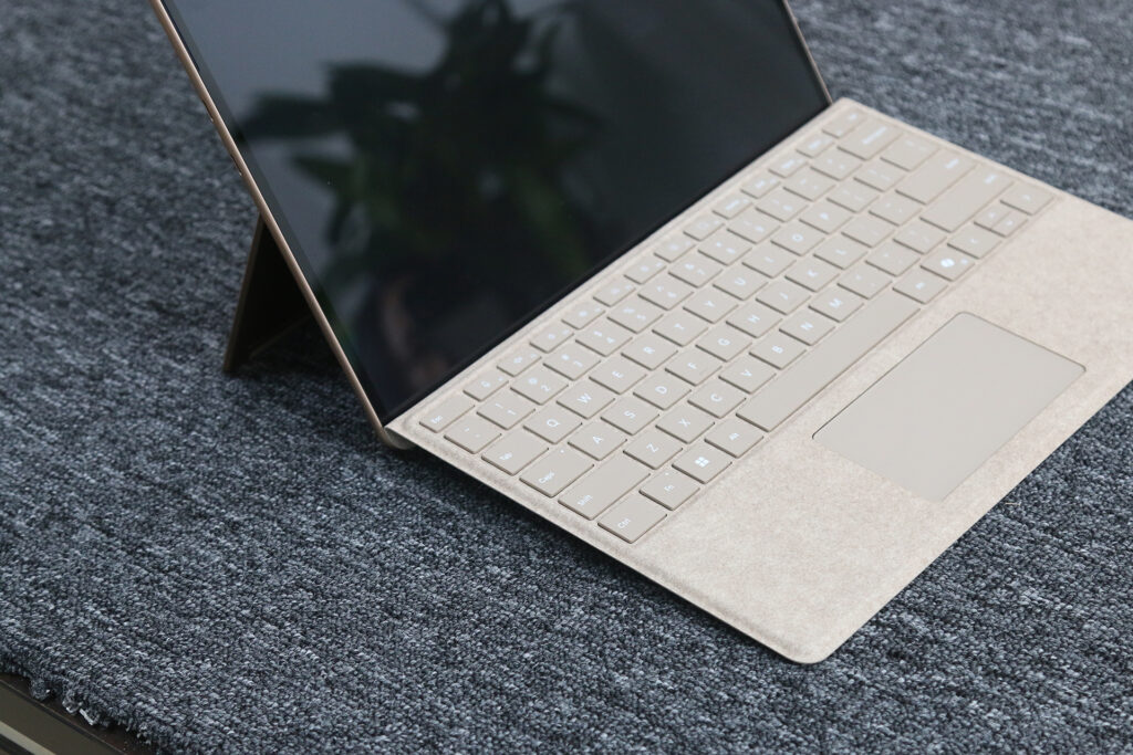 Surface Pro 11 Copilot+ Snapdragon X Plus - Dune color - USA