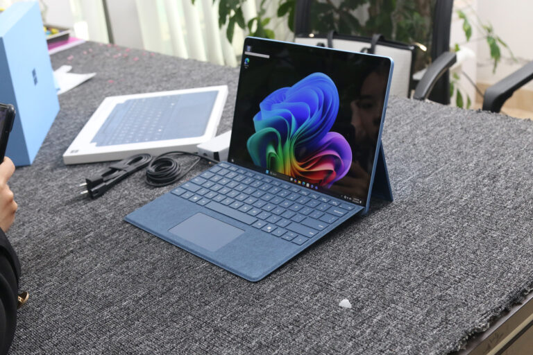 Surface Pro 11 Copilot+ Snapdragon X Plus - Dune color - USA
